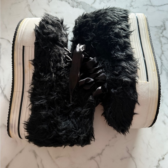 YRU | Shoes | Yru Fuzzy Black Tennis Shoes Size 6 In Good Used ...